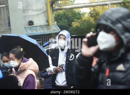 HANGZHOU, CHINA - 16. DEZEMBER 2022 - Bürger warten in einer Schlange ...