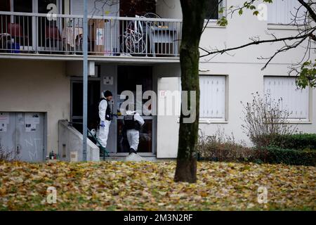 Die französische Polizei arbeitet am Ort eines massiven Wohnungsbrandes ...