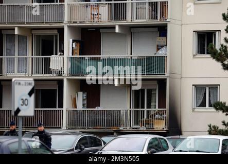 Die französische Polizei arbeitet am Ort eines massiven Wohnungsbrandes ...