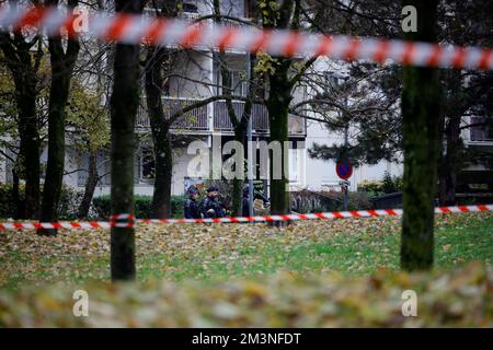 Die französische Polizei arbeitet am Ort eines massiven Wohnungsbrandes ...