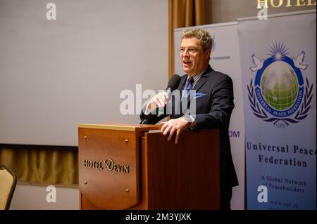 Prof. Brett Scharffs spricht auf der Konferenz "Religionsfreiheit – das ...