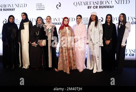 16. Dezember 2022 in Doha, Katar: Models laufen auf einer Landebahn ...