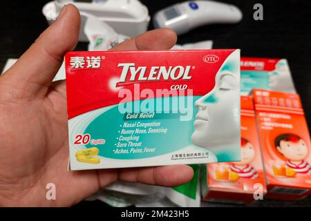 SHANGHAI, CHINA - 18. DEZEMBER 2022 - verschiedene Erkältungs- und ...