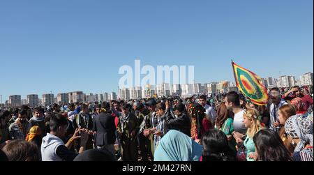 Kurden beim Newroz, dem traditionellen Neujahrsfest des Frühlings, das ...