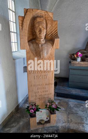 Statue von Pater Rupert Mayer von Bildhauer Michael Vogler und Pieta ...