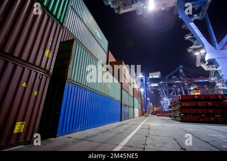 Stapel von Containern. Betrieb des Containerterminals bei Nacht. Das ...