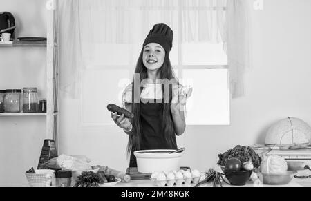 Essen in Ihrem Budget. Kind Koch Kochen mit Gurke und Ei. Kind bereiten ...