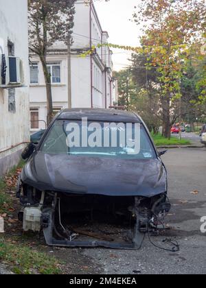 Kaputte Autos in der Nähe der Autowerkstatt. Autos auf der Mülldeponie ...