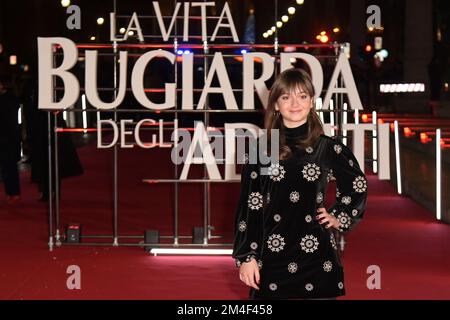 Flavia Leone besucht den roten Teppich der neuen Netflix-Serie „La vita ...