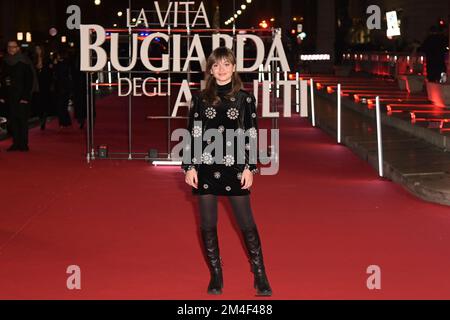 Flavia Leone besucht den roten Teppich der neuen Netflix-Serie „La vita ...
