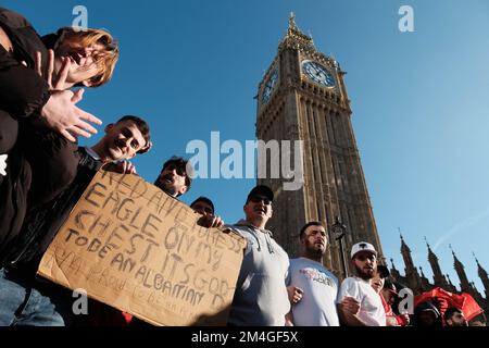 Die Albaner in London protestierten am Samstag (November 12) nach den ...