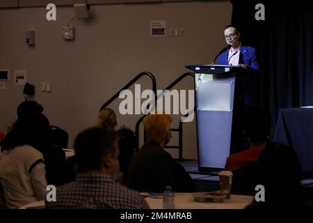 Kinnon MacKinnon, ein Transgender-Mann und Assistenzprofessor an der ...