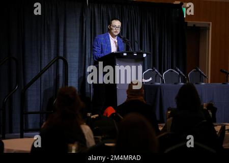 Kinnon MacKinnon, ein Transgender-Mann und Assistenzprofessor an der ...