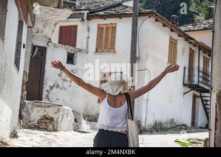 Typische enge griechische Straßen und Architektur mit Landhäusern im ...