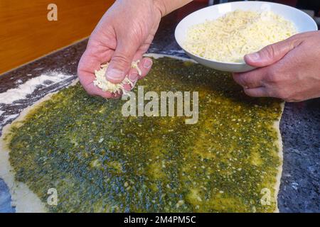 Schwäbische Küche, Zubereitung herzhafter Schneckenpasta, salzig ...
