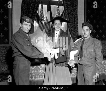 Mrs. Ridgway stellt dem Val de Grace Krankenhaus ein Fernsehgerät vor ...