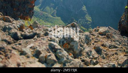 Masca-Schlucht oder Barranco de Maska vom Gipfel des Berges. Teneriffa. Felsige Berge im ...