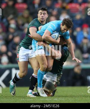 Gloucester's Lloyd Evans (links) wird von Freddie Burns von Leicester ...