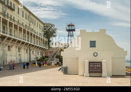 Außenansicht von Alcatraz, dem berüchtigten Hochsicherheitsgefängnis ...