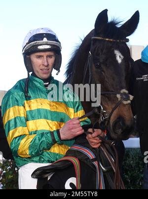 Jockey Mark Walsh (links) feiert nach dem Gewinn der Handicap-Hürde ...