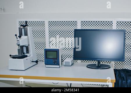 Computertechnik im Büro. Ein HUD-Hologramm und eine Frau, die Notizen ...