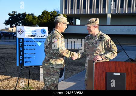Der 32D. Medical Brigade Commander, Oberst Marc Welde und Commander ...