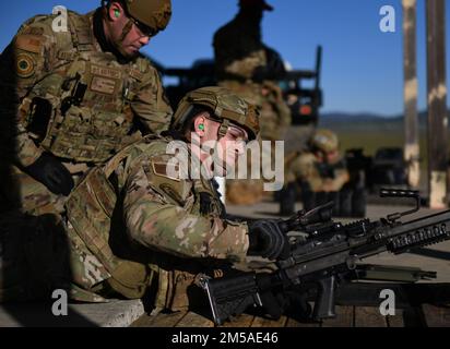 9. Sicherheitsgeschwader (SFS) Airman feuert seine Waffe am 15. Februar ...