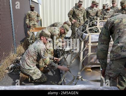 Soldaten vom Hauptquartier- und Hauptquartier-Bataillon, 101. Airborne ...