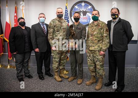 CRYSTAL CITY, VA. (16. Februar 2022) – Mitglieder des F-35 Dual Capable ...