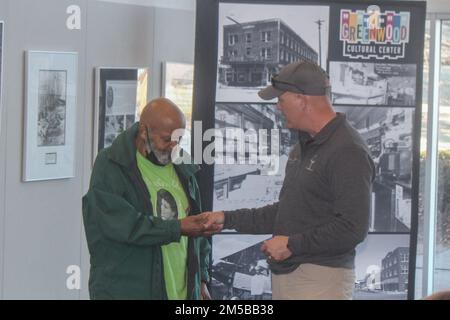 USA Air Force Oberst Blaine Baker, 97. Air Mobility Wing Commander ...