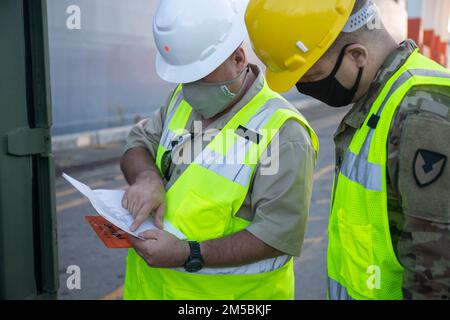 Don Strunk vom Army Field Support Battalion in Charleston erklärt die ...