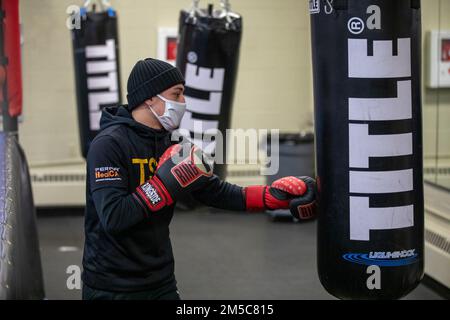 SPC. Jeremiah Perales, ein Boxer-Soldat, der WCAP zugeteilt wurde ...