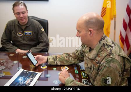 Oberst Ryan Keeney, 49. Wing Commander, präsentiert John Levitow Jr ...