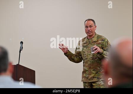 Colonel Nate Vogel, 22. Air Tanken Wing Commander, spricht mit einer ...