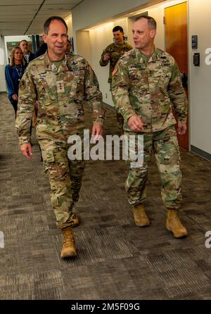 USA Generalleutnant Stephen Whiting (links) und Chief Master Sgt. John ...