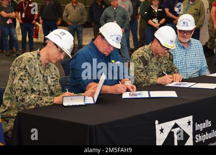 PASCAGOULA, MS - Cmdr. Chris Matassa, Vertreter des LPD Program ...