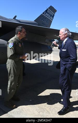 Der Oberst der US-Luftwaffe, Henry Schantz, Kommandant der 18 ...