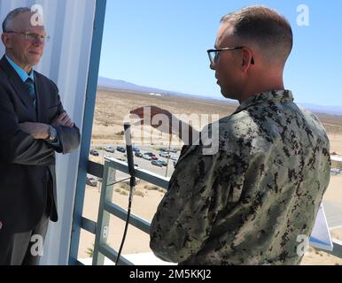 Nathan Hardy, Operationsführer des OICC China Lake, erhielt die Moreell ...