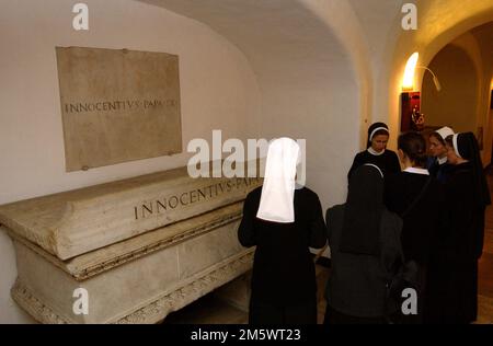 Das Grab von Innocent IX in der Krypta von St. Petersdom, Ruhestätte ...