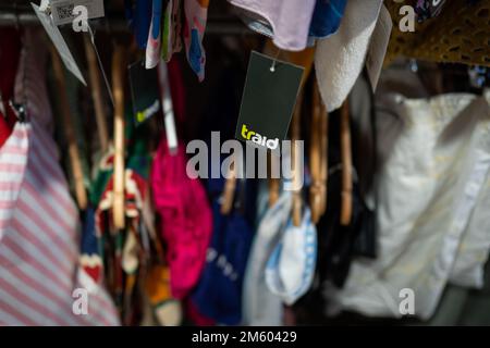 Kleidung zum Verkauf im Traid Charity Shop, Dalston, East London. Traid ...