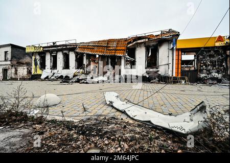 ORIKHIV, UKRAINE - 30. DEZEMBER 2022 - ein altes Gebäude, das bei ...