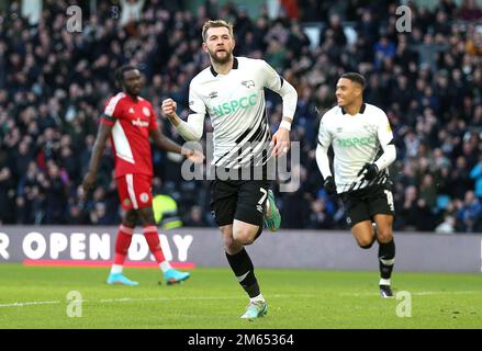 Tom Barkhuizen im Derby County feiert das erste Tor seiner Seite im ...