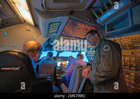 Generalmajor Andrew Gebara, Right, 8. Air Force und Joint-Global Strike ...