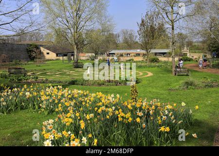Blick über die Sculpture Gardens im Burghley House, dem ...