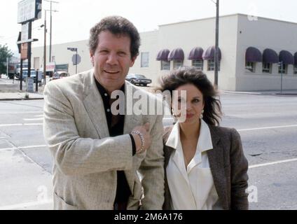 Lana Wood und Alan Feinstein bei der Eröffnungsausstellung des ...
