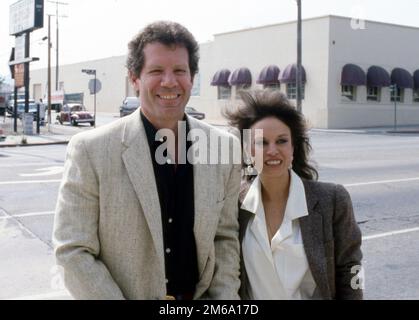 Lana Wood und Alan Feinstein bei der Eröffnungsausstellung des ...