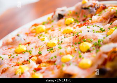 Pizza mit Garnelen. Neapolitanische Pizza mit Mozzarella. Italienisches ...
