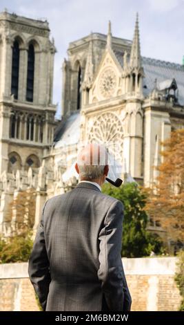 Ein alter Herr (nicht wiederzuerkennen; Blick nach hinten) mit einer ...