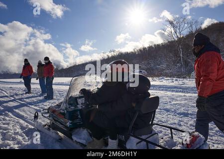Hokkaido, Japan - 18. Dezember 2022 : Touristen fahren gerne mit dem ...