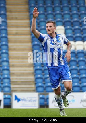 Ben Dickenson von Colchester United feiert nach dem Eröffnungstor und ...